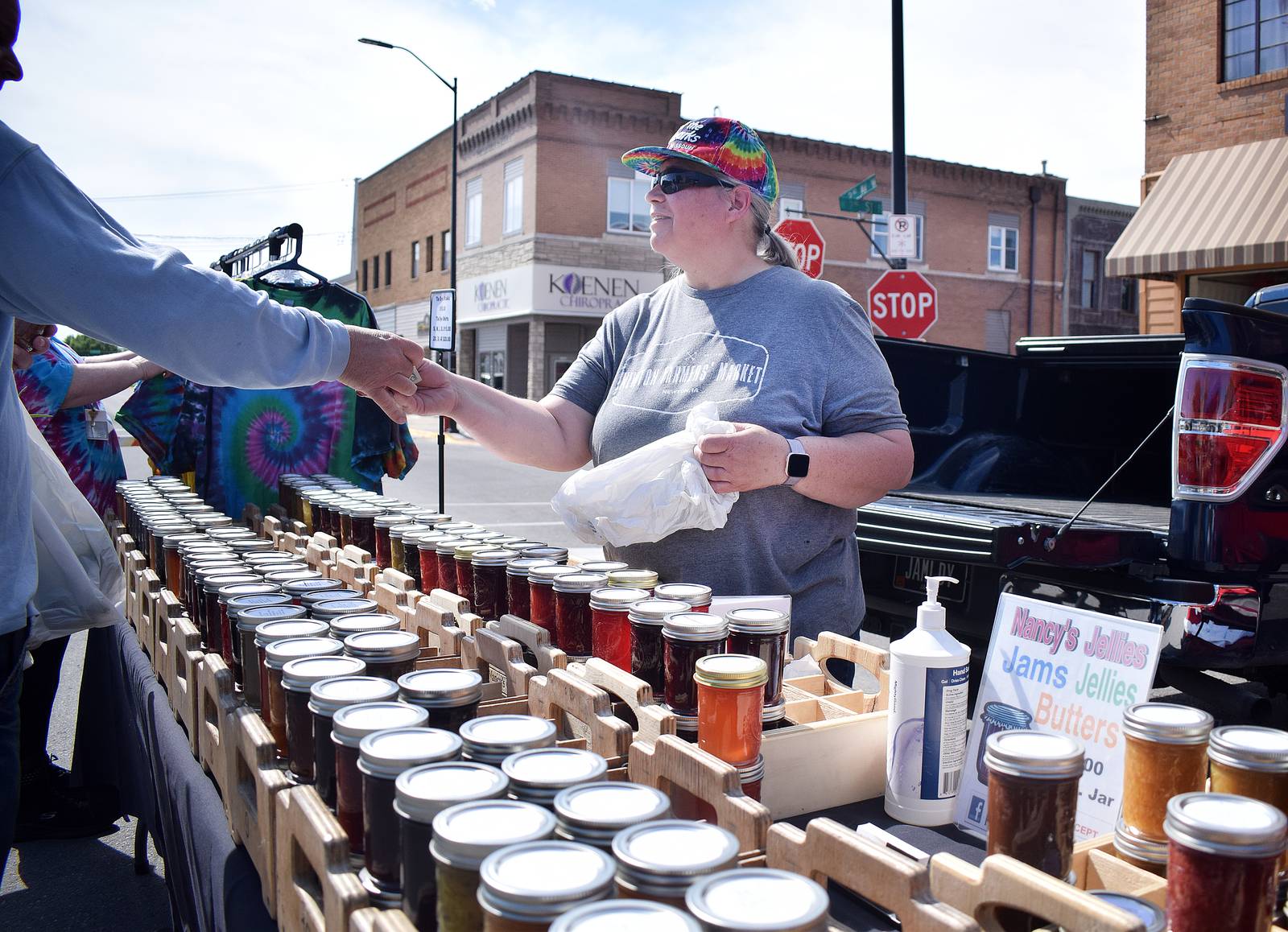 Newton Farmers Market moves to Legacy Plaza greenspace – Newton Daily News