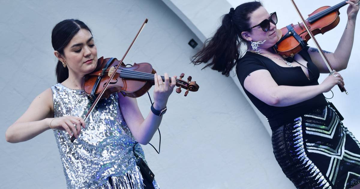 Photos: Dueling Fiddles perform Maytag Bowl Summer Concert Series ...