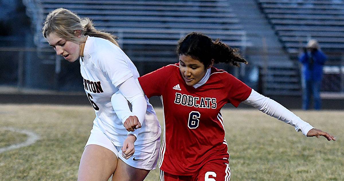 Newton girls earn first win, shut out Williamsburg – Newton Daily News