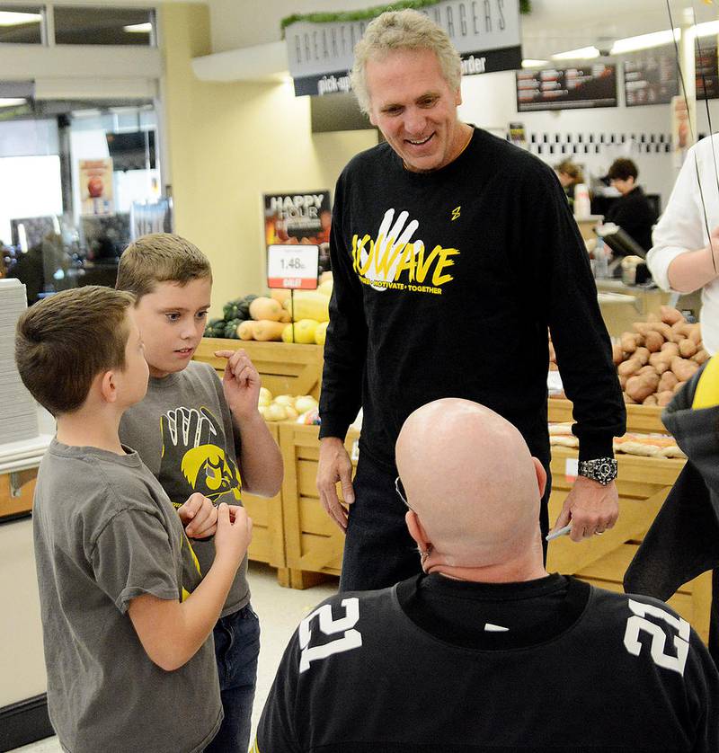 Hawkeye legend Chuck Long promotes book in Newton – Newton Daily News