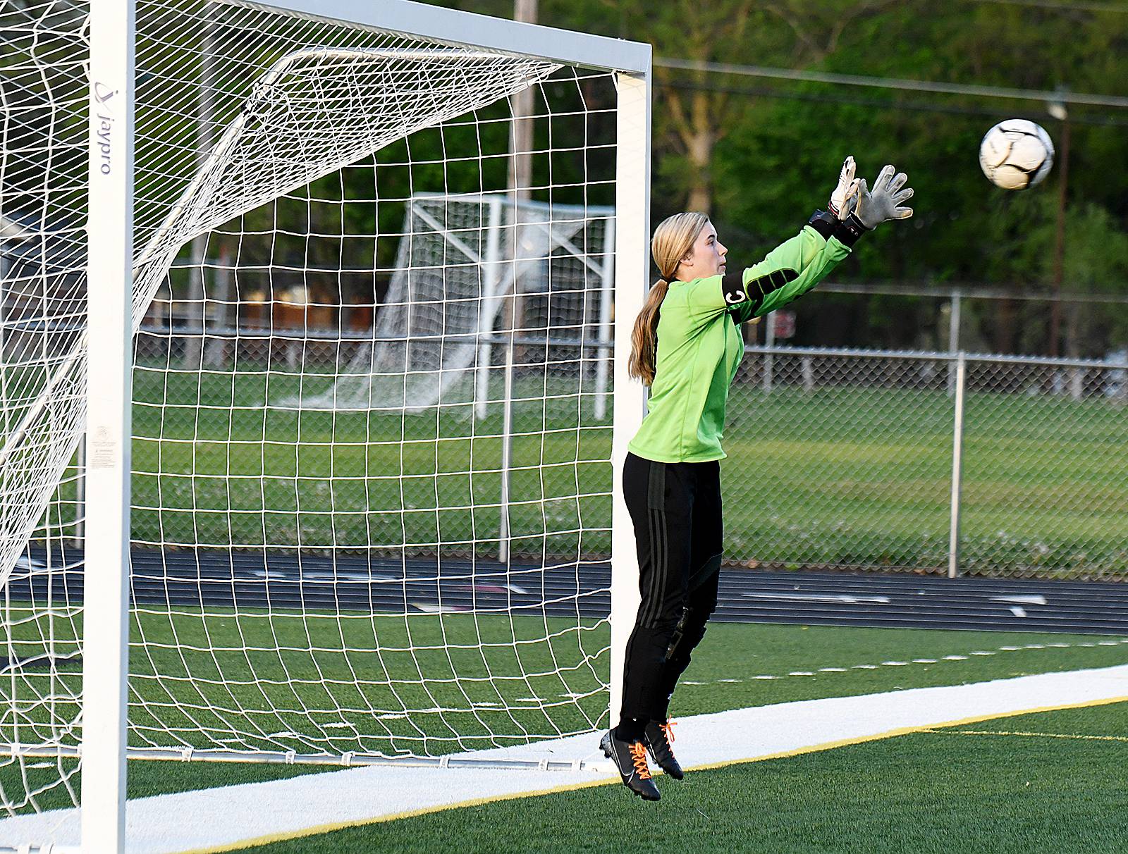 Second-ranked DCG too much for Newton girls – Newton Daily News