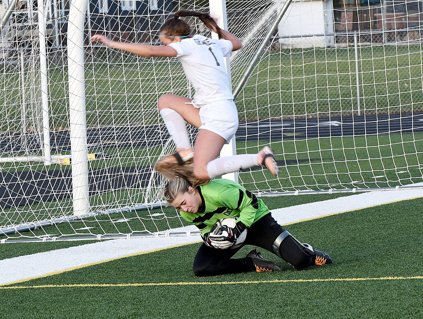 Shannon’s hat trick lifts Cardinal girls past Grinnell – Newton Daily News